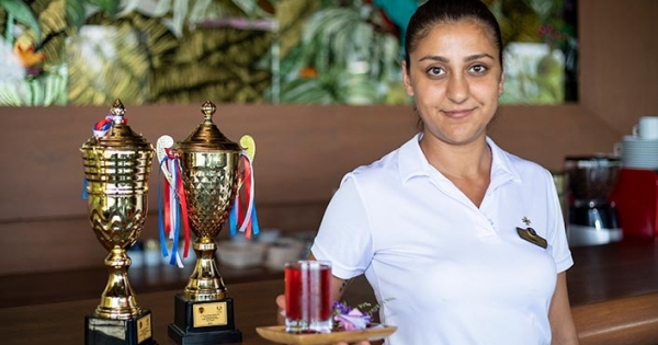 Merit Crystal Cove Hotel’de Barmaid olarak görev yapan Cansu Coşkun ...