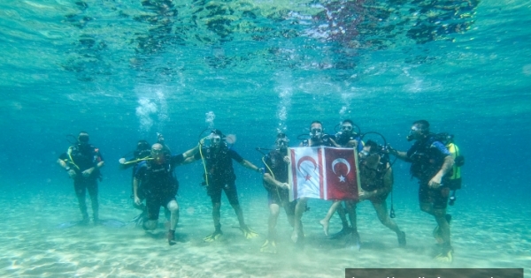 Deniz altında bayrak açıldı