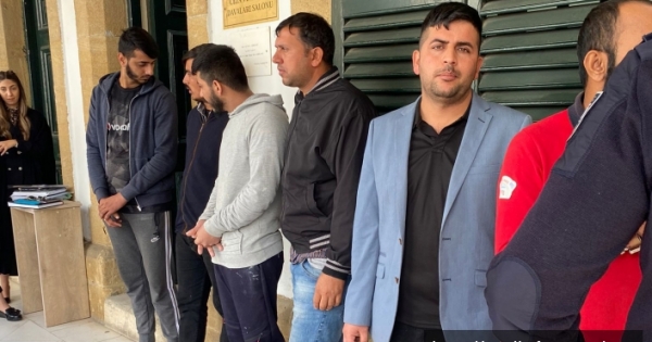 Khan'ın kulak memesi kesildi